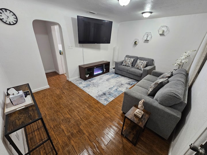 El Paso Cottage - Your Desert Home Away From Home - El Paso, TX