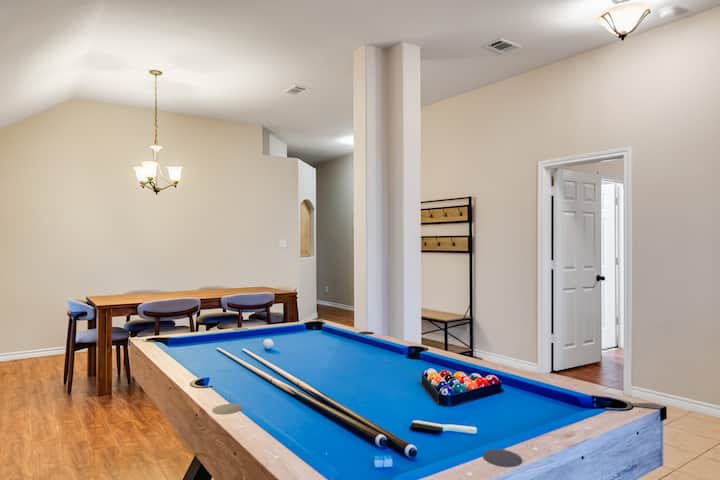 Relaxing Burleson Retreat · Pool Table & Space - Burleson