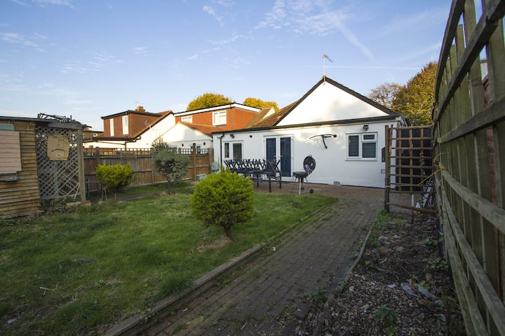 Spacious 3-bed Detached Home In London-greenford - London
