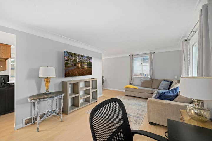 Midvale Retreat: Spacious 3br Near Downtown Toledo - Toledo, OH