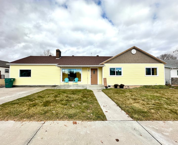 Retro House - Newly Remodeled! Sleeps 12+ - Vernal, UT