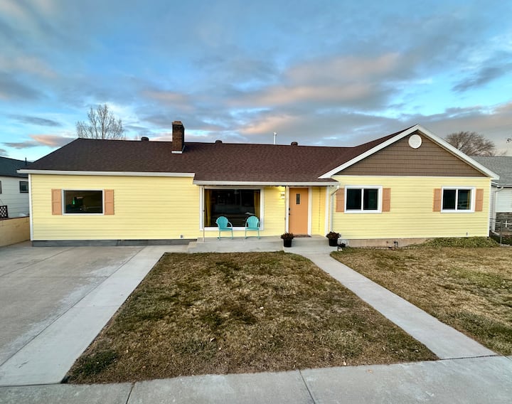 Retro Theme House - Newly Remodeled! Sleeps 12+ - Vernal, UT