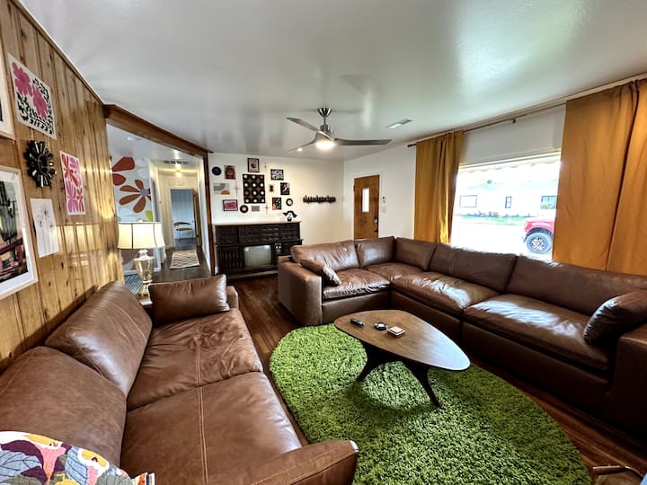 Retro House - Newly Remodeled! Sleeps 12+ - Vernal, UT