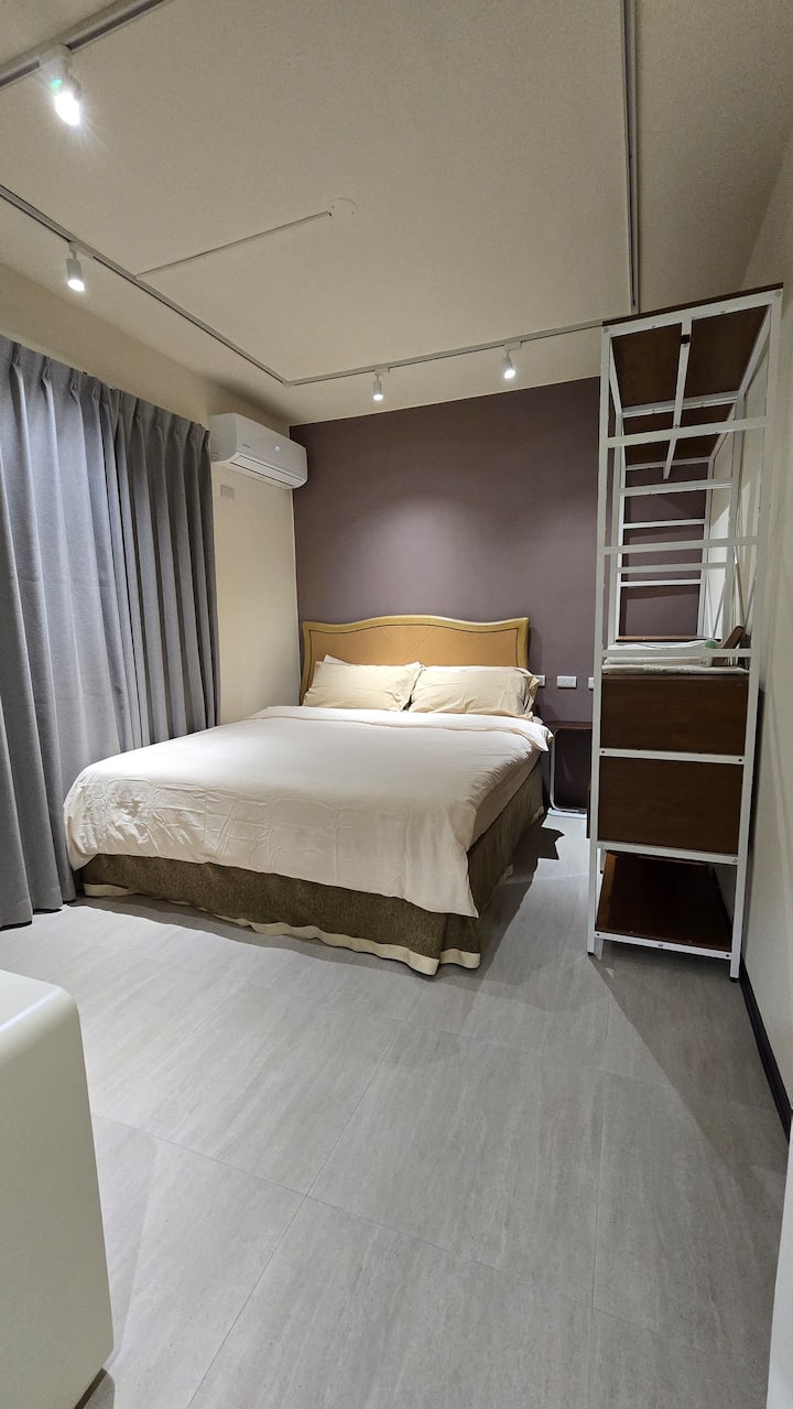 新竹市中心 近城隍廟/大遠百 全新裝潢乾淨舒適 鬧中取靜 交通便利 - 新竹 東區