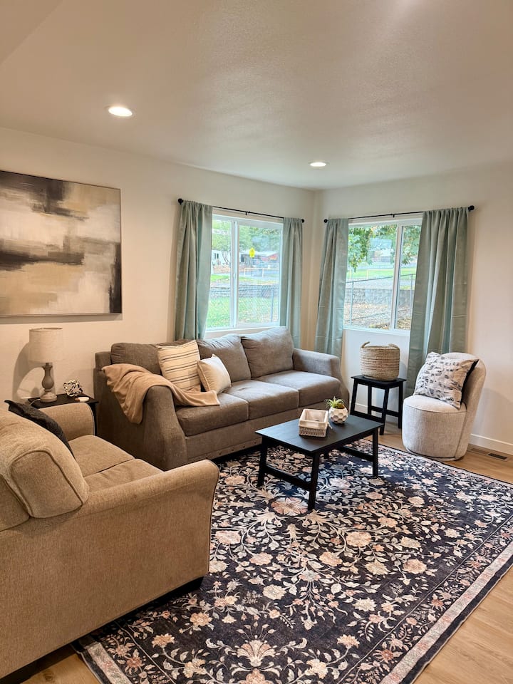 Modern 3 Bedroom Home In Prime Location! 7 Guests - Lewiston, ID