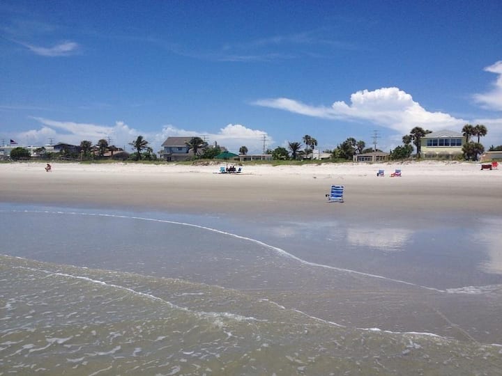 Tropical Beach Getaway, With Pool 2/1 - Cocoa Beach