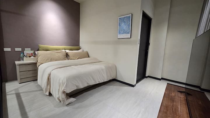 新竹市中心 近城隍廟/大遠百 全新裝潢乾淨舒適 鬧中取靜 交通便利 - 竹南鎮