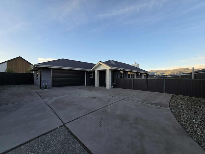 Modern, Warm 4 Bedroom House - Cromwell