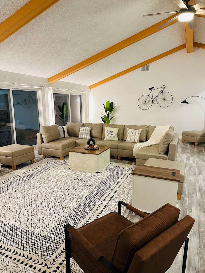 Serene House – Luxury Getaway W/pool & Forest View - Torch Lake, MI