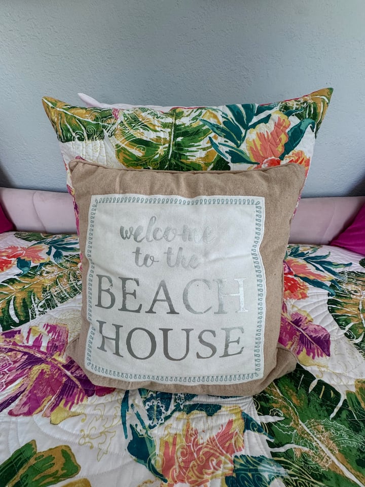 Cozy Studio Across From The Beach W/pool - Cocoa Beach, FL