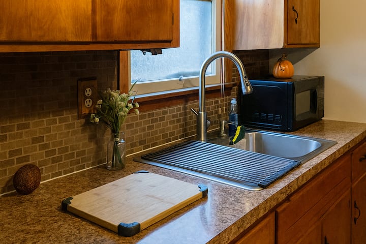 Cozy Stay Minutes From Downtown Youngstown. - Youngstown, OH