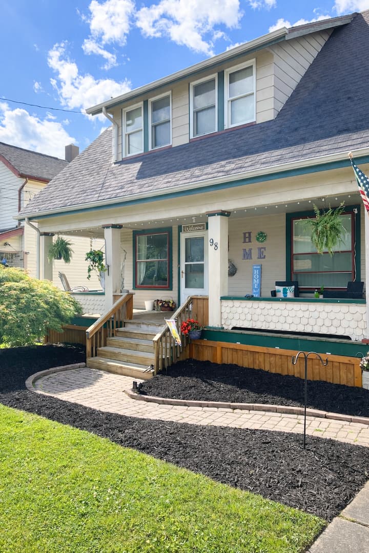 Cozy 2 Story Retreat Near Youngstown| Pet Friendly - Youngstown, OH