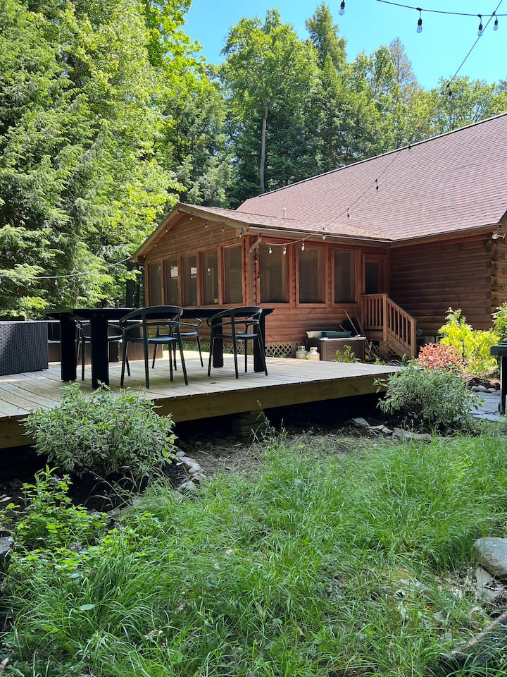 A-frame Cabin W/ Fireplace, Hot Tub & Creek Access - Cairo, NY