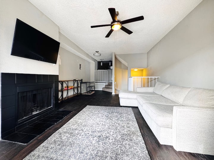 Dfw Townhome W/ Garage Access 15 Min From Airport - Euless, TX