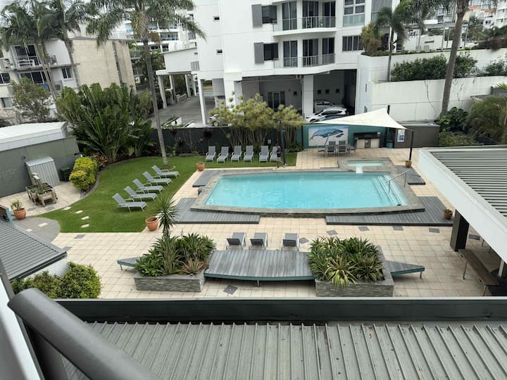 Beachside With A Lovely Pool Area - Sunshine Coast