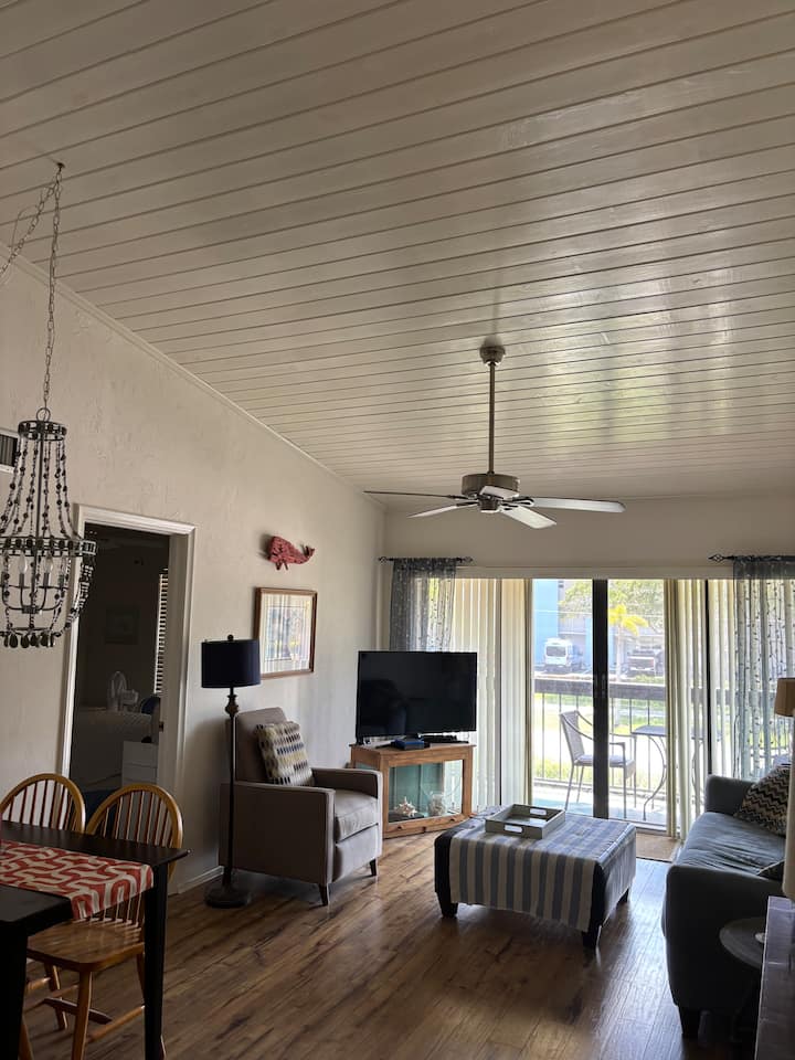 Bright Coastal 2 Bed/2 Bath Condo W/all Amenities - Marco Island, FL