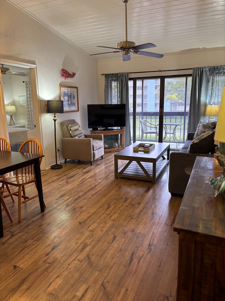 Bright Coastal 2 Bed/2 Bath Condo W/all Amenities - Marco Island, FL