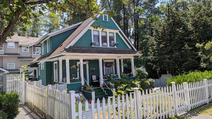 Lovely 3 Bedroom Heritage House - Burnaby