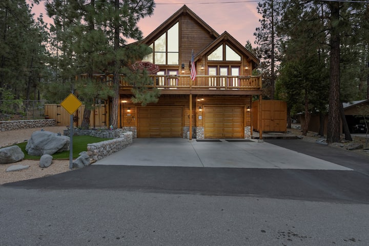 Oakwood Lux | Hot Tub • Game Room • Forest Views - Wrightwood, CA