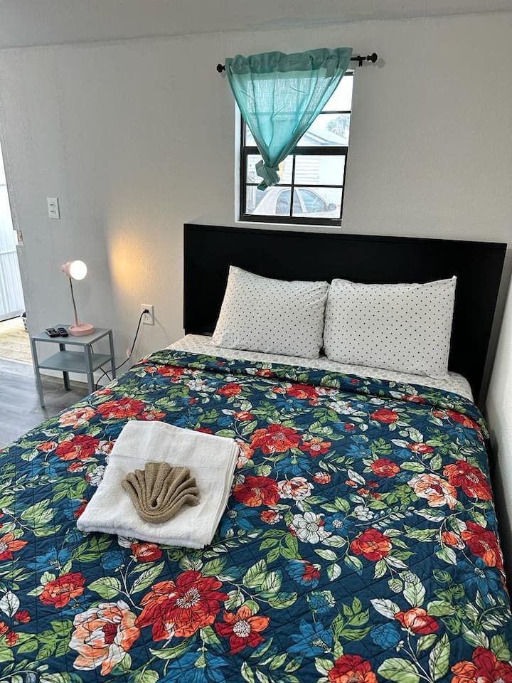 Elegant One-space Cabin In Jax - Jacksonville, FL