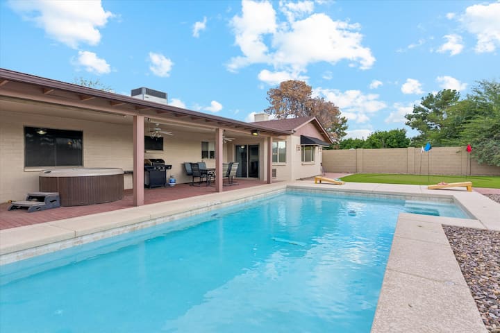 Private Heated Pool, Hot Tub, Mini Golf, Cozy! - Glendale, AZ