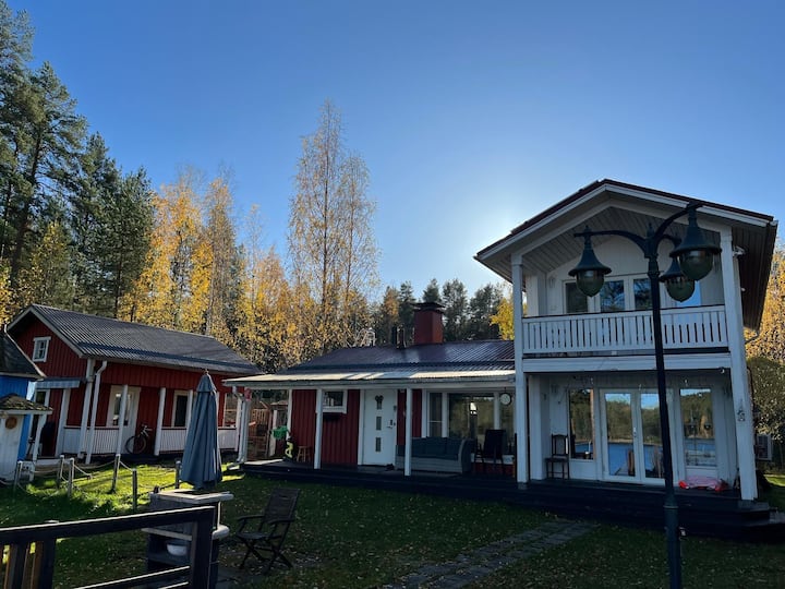 Huvila Upeissa Maisemissa Järven Rannalla - Finland