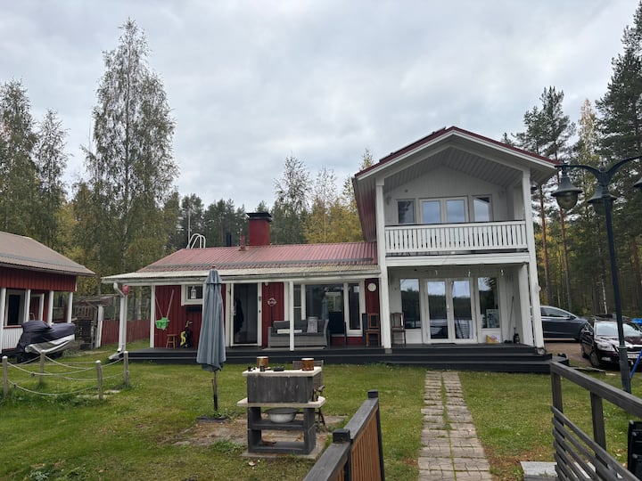 Huvila Upeissa Maisemissa Järven Rannalla - フィンランド