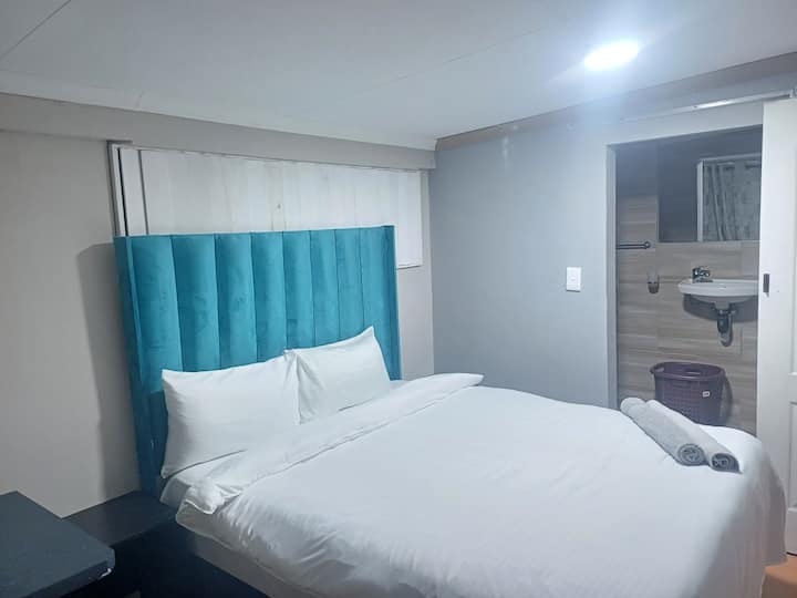 Qeenbed Room With Private Bathroom At Blackwood. - Vereeniging