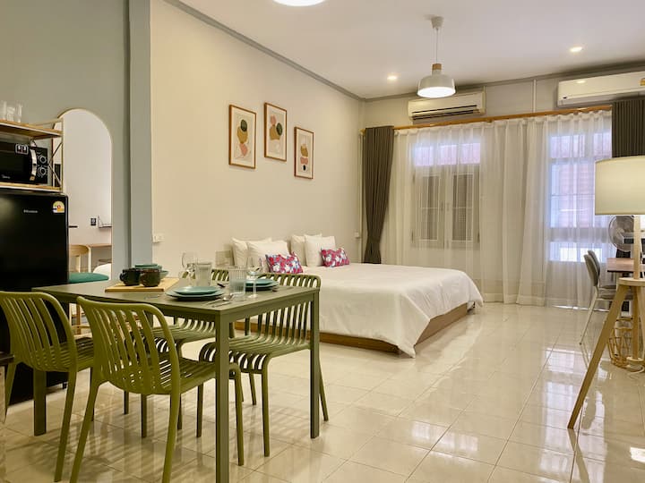 City Escape, 100 Mt. From Sihom Foodie Spot - Vientiane