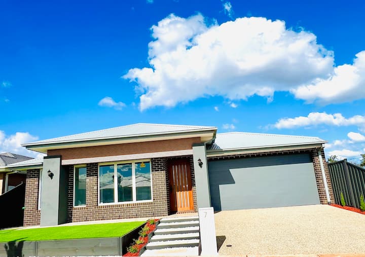 Elegant 4br 4bath Home With Pool Table & Netflix - Melton