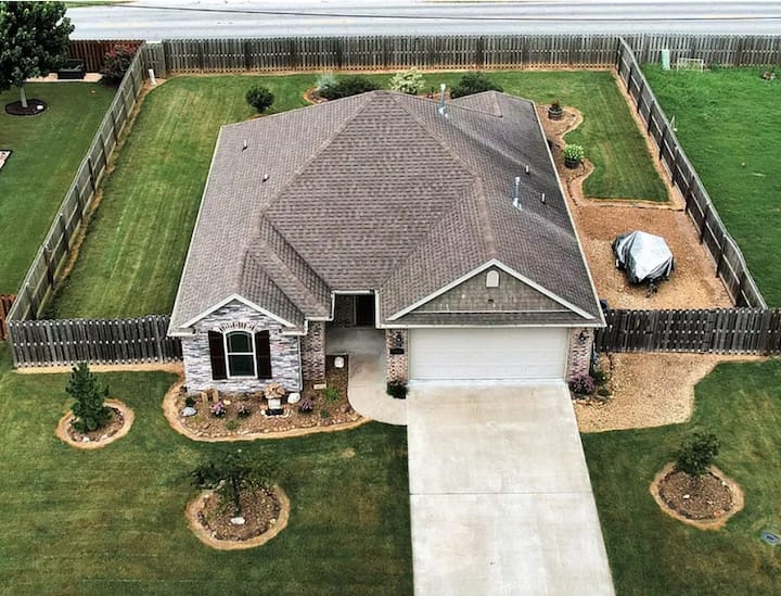 Bright & Stylish 3-br Home W/ Patio + Garage - Bentonville, AR