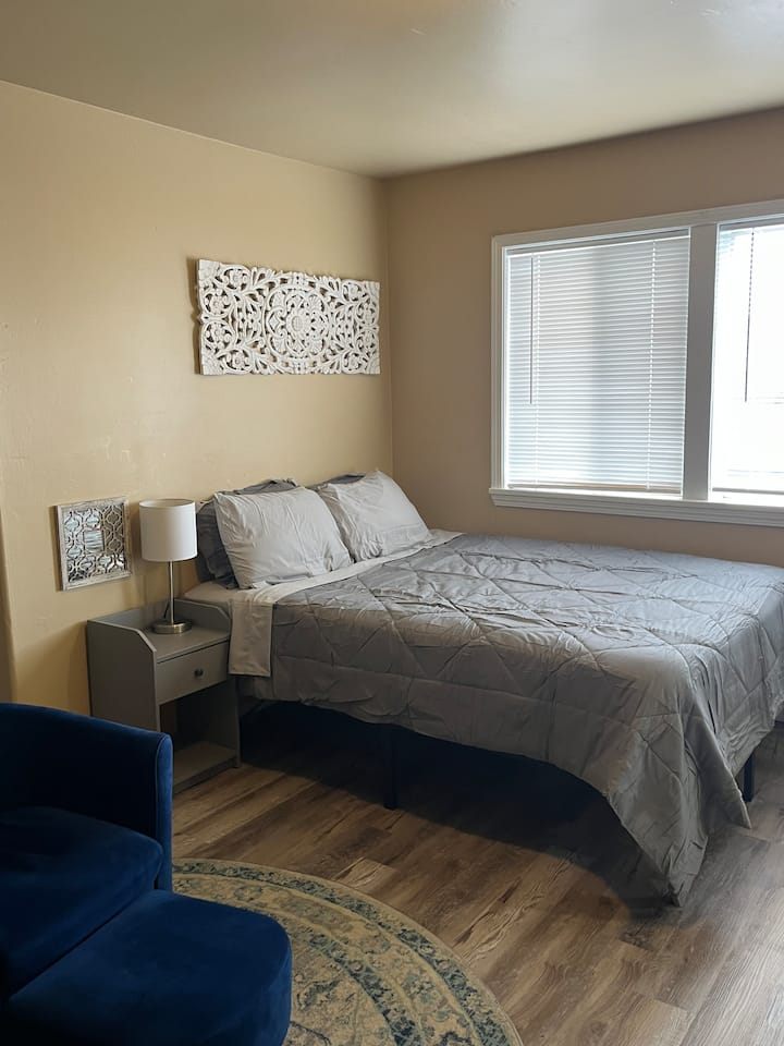 Modern & Spacious Studio - 2nd Floor Apt - Klamath Falls, OR
