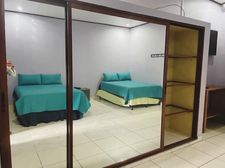 Mucha Capacidad De Alojamiento Y Comodidad - Honduras