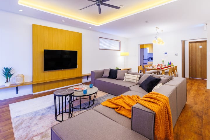 アメリカンビレッジまで車で4分/無料駐車場付き/最大16名宿泊可｜広々一軒家 - Okinawa