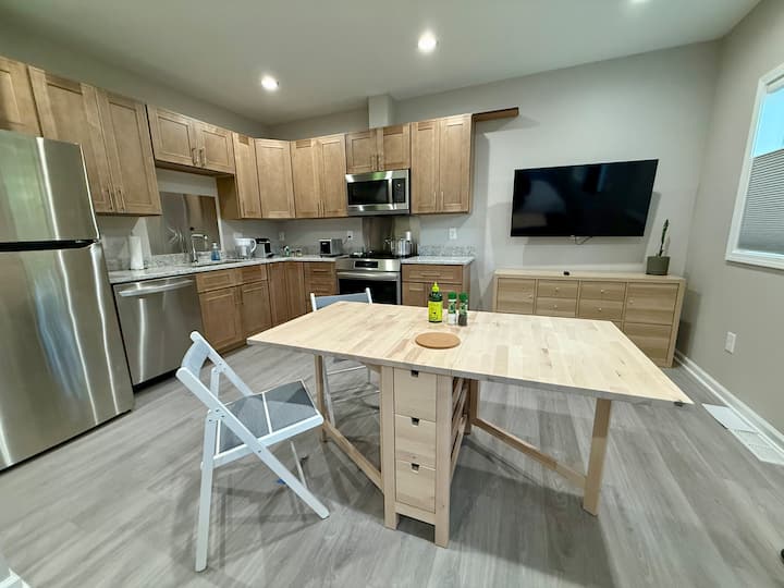 Private Studio W/ Kitchen & Laundry In Family Home - Ann Arbor, MI