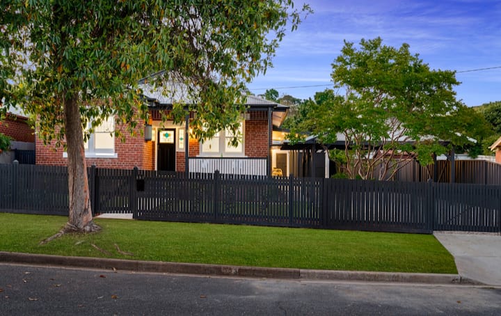 Red Brick Luxury Near Albury’s Heart - Albury