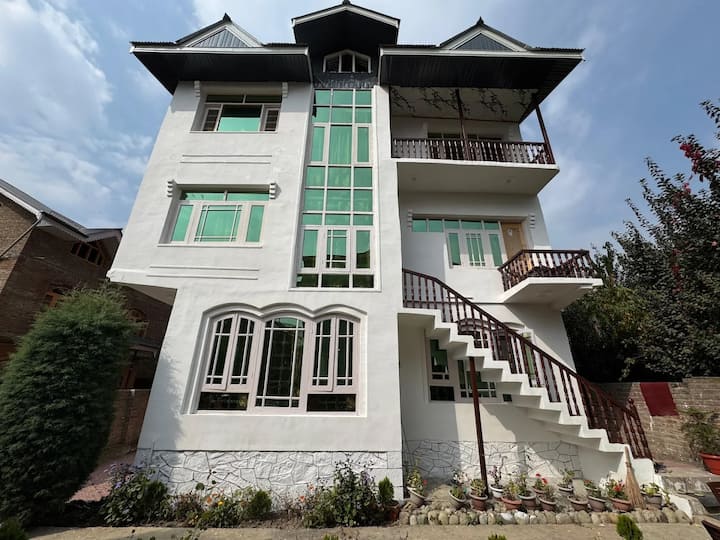 Exclusive Heritage Mountain Suite With Cozy Lounge - Srinagar
