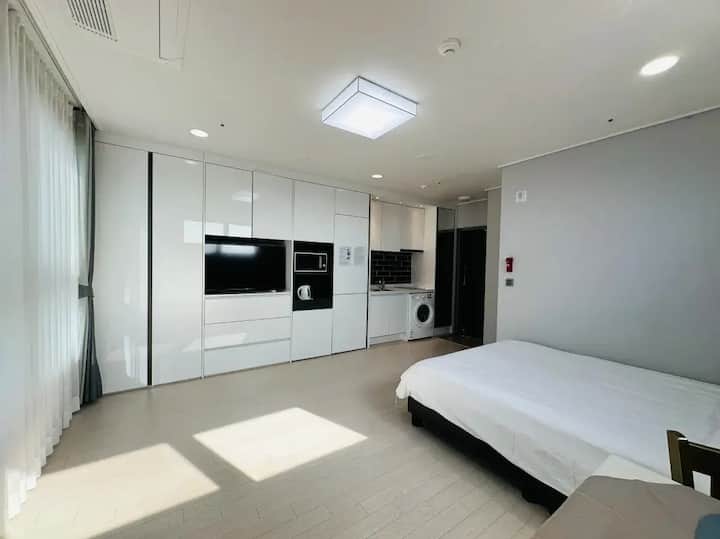 공항근처/가성비/뚜벅이/퀸사이즈침대1개 - Jeju-si