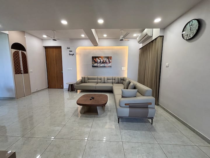 Spacius, Quiet New 2 Bed Apt, Veshnavdevi Circ Amd - アフマダーバード