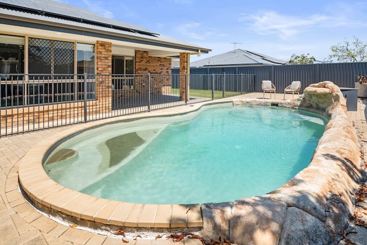 Cozy Family Home Near Shops & Transport | W/ Pool - Springwood
