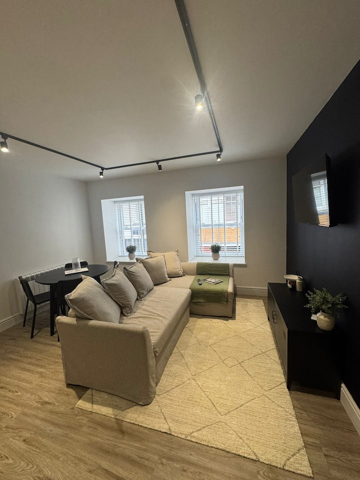 Stylish 3 Bed | Central Modern Parking | Sleeps 8 - Yeovil