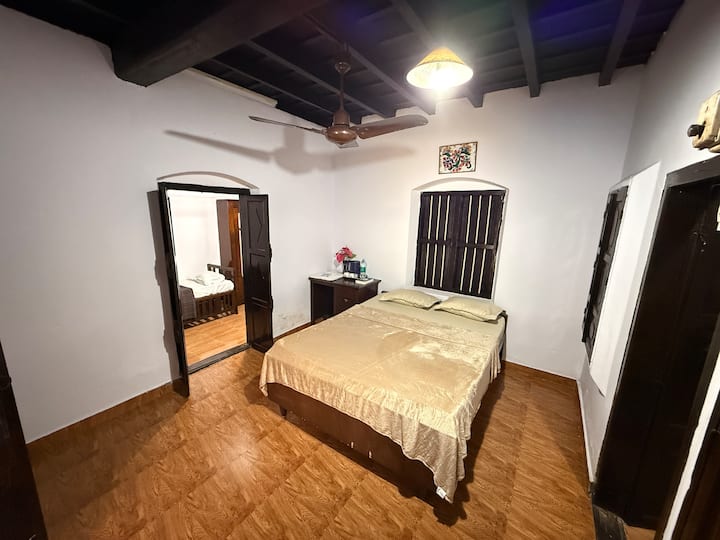 Leaves N’ Spices – Heritage Twin Room - Alappuzha