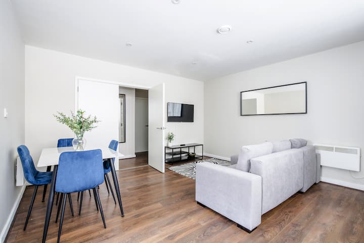 Spacious Apartment (Sleeps 5) | City Centre - Liverpool