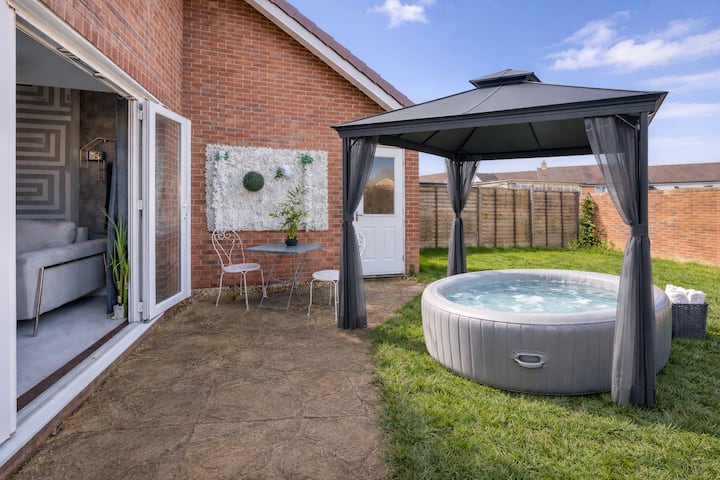 The Maidstone Detached Retreat | Hot Tub | Drive - Maidstone