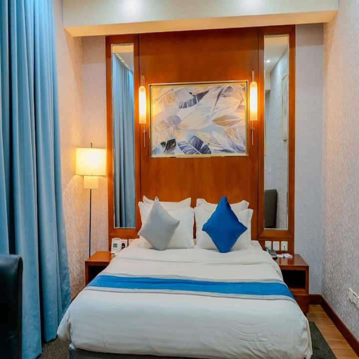 Cozy King Retreat W/ Free Parking Fast Wifi & Pool - Riyadh