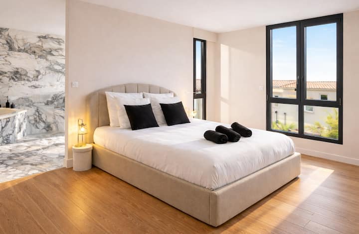 Suite Saphir – Billard & Parking | Centre & A7-a9 - Orange