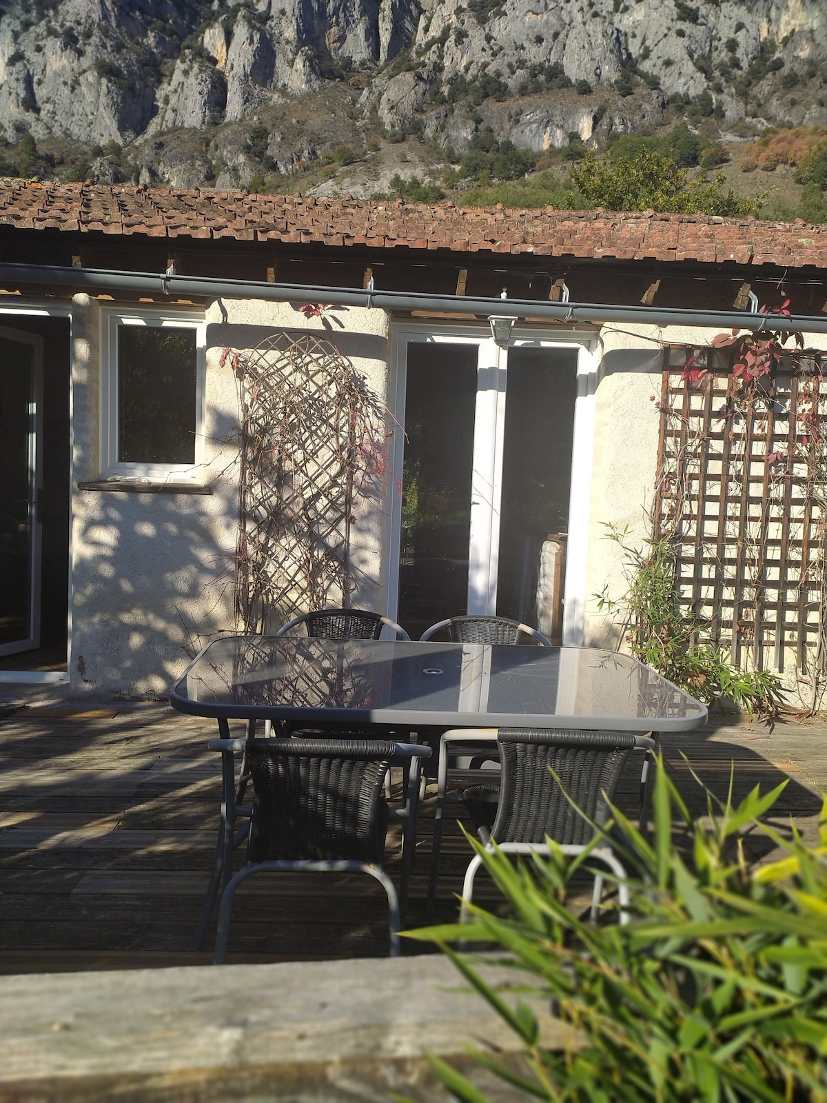 casa pequena no sopé das montanhas com terraço - Casas para Alugar em ...