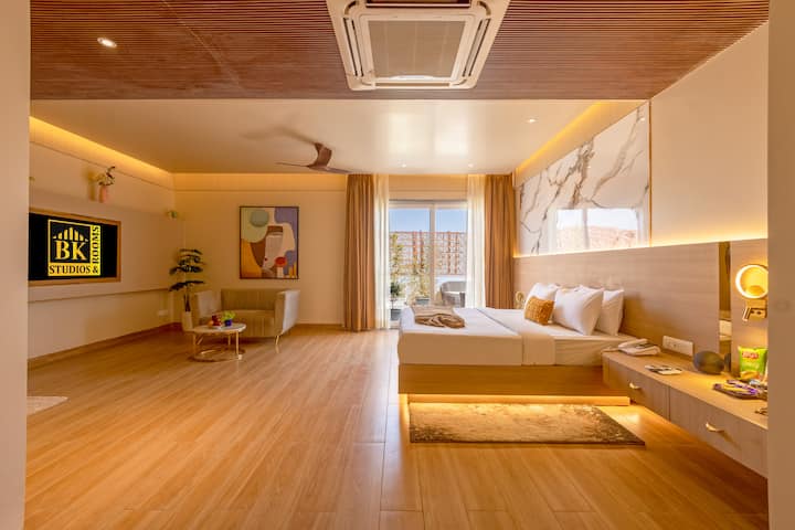 Modern Rooftop Retreat With Outdoor Jacuzzi In Ggn - グルガーオン