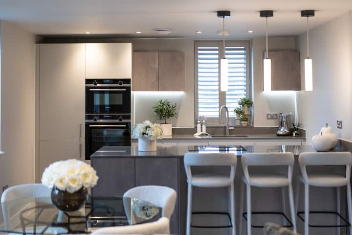 Luxury 2 Bedroom, 2 Bathroom Apt With Parking - Cheltenham