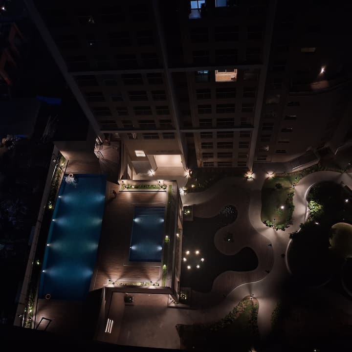 The Luxe Manor
A Luxury Apartment + Pool - Gandhinagar